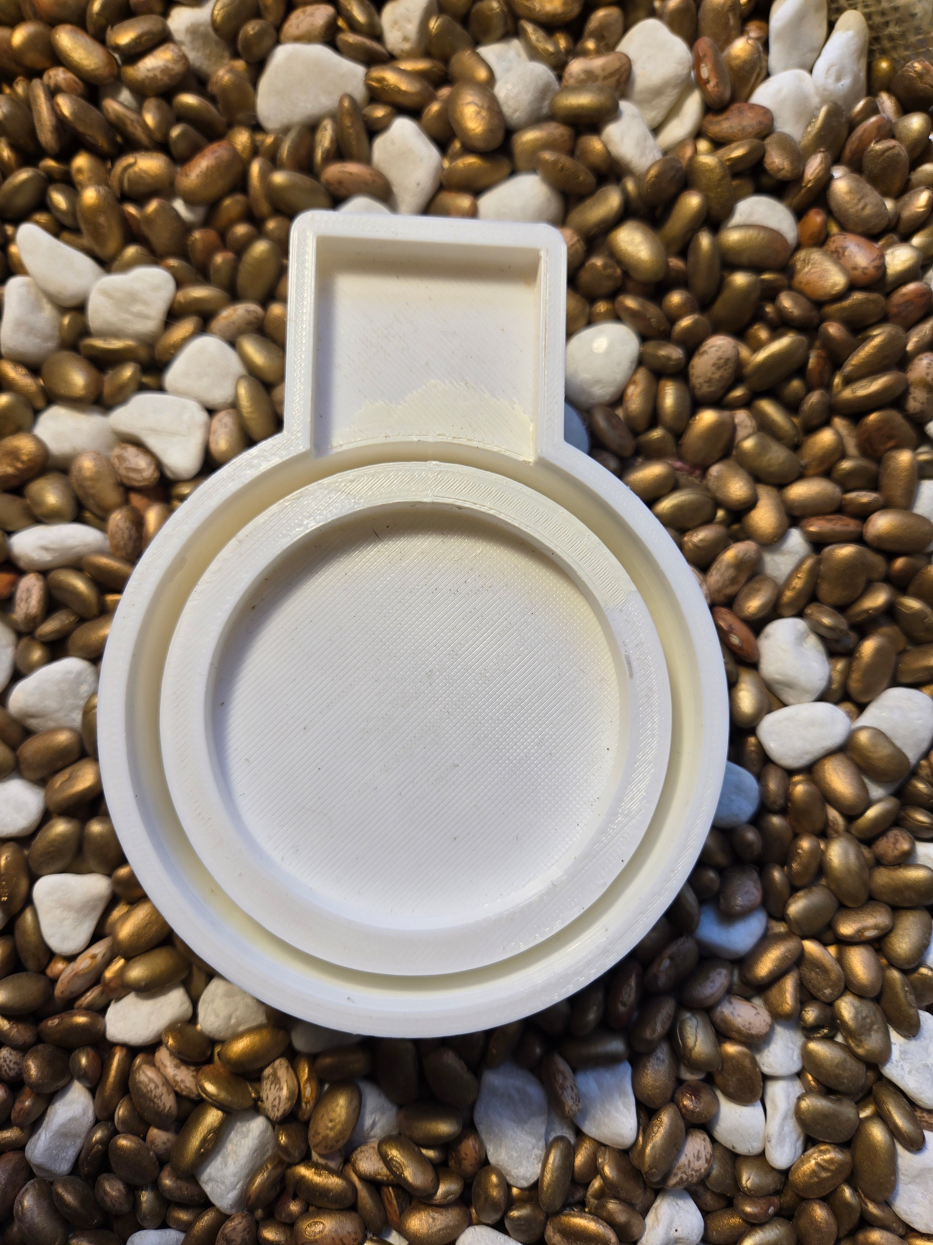 1302. Circle Shaker Freshie Mold – Crazy 8 Design