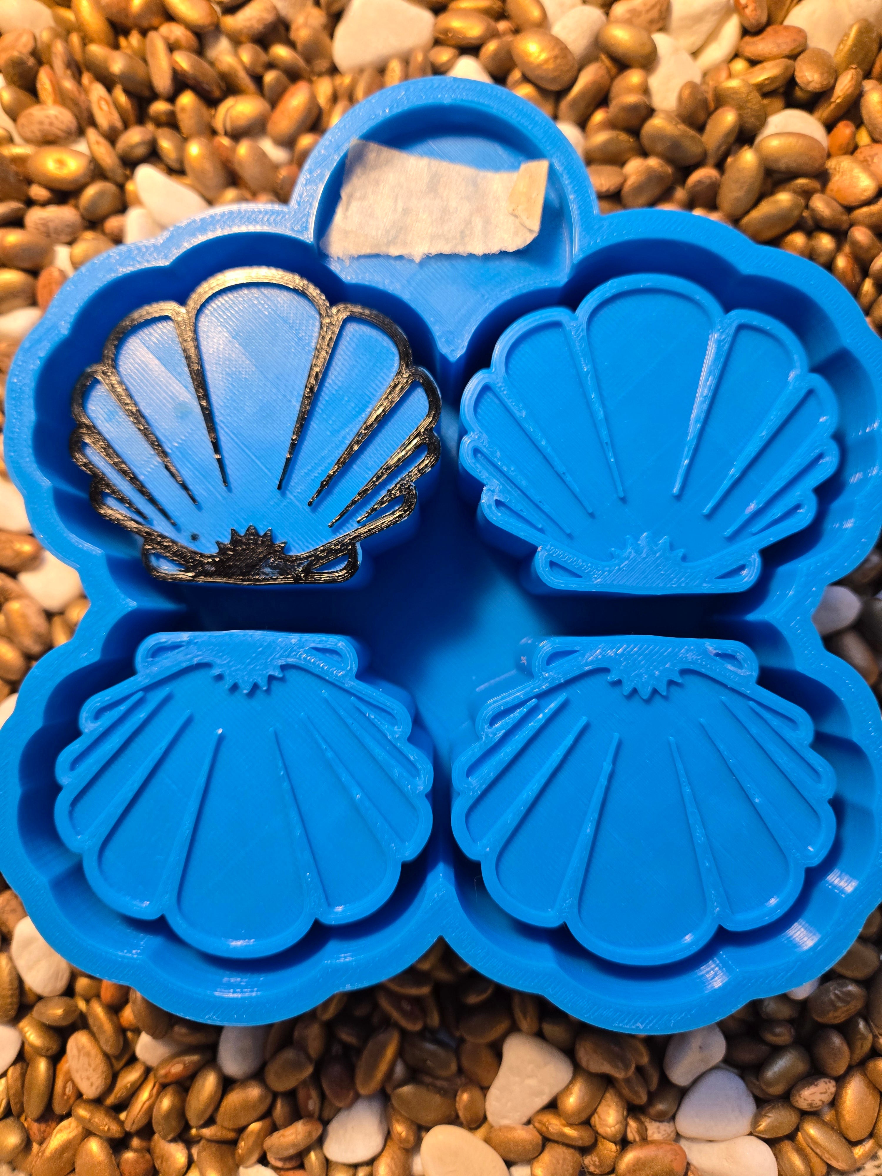 1269. Clam Shell Freshie Mold – Crazy 8 Design